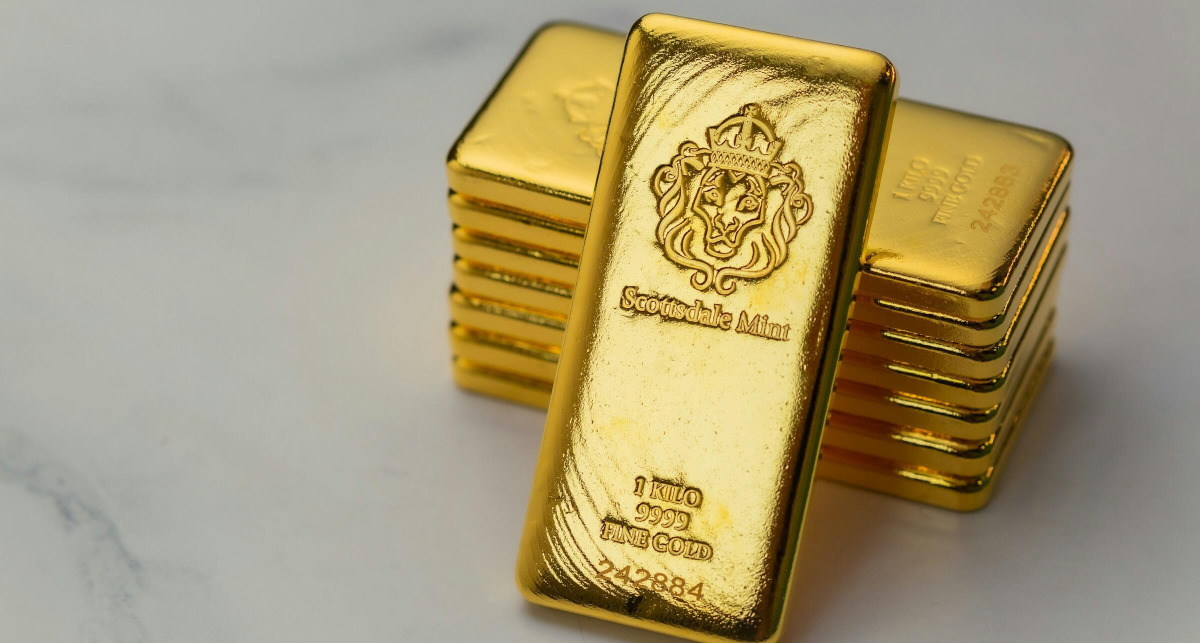 Gold prices hit record amid Federal Reserve probe