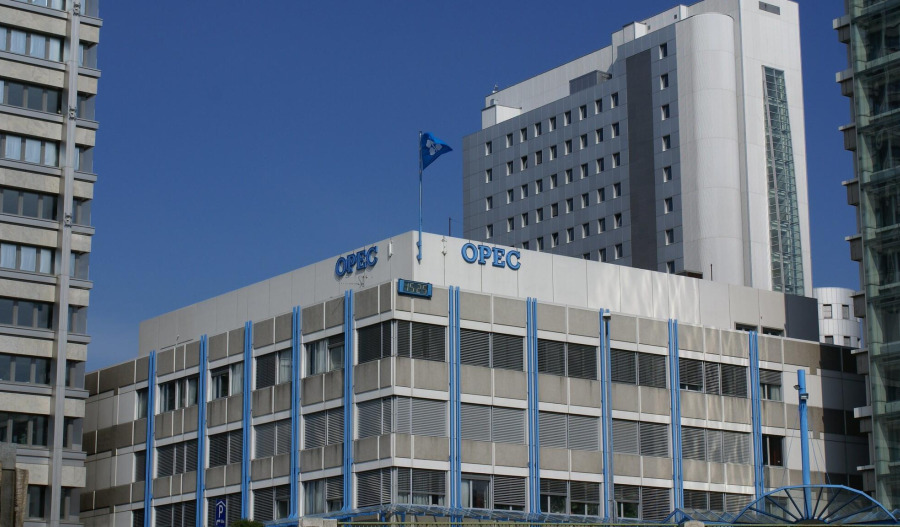 Oil slides over 4% as US-Iran tensions ease