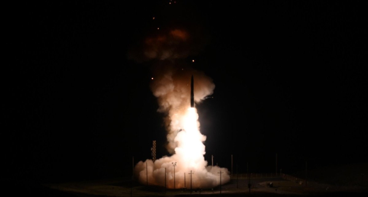 US Airforce shows nuclear force deterrent with launch